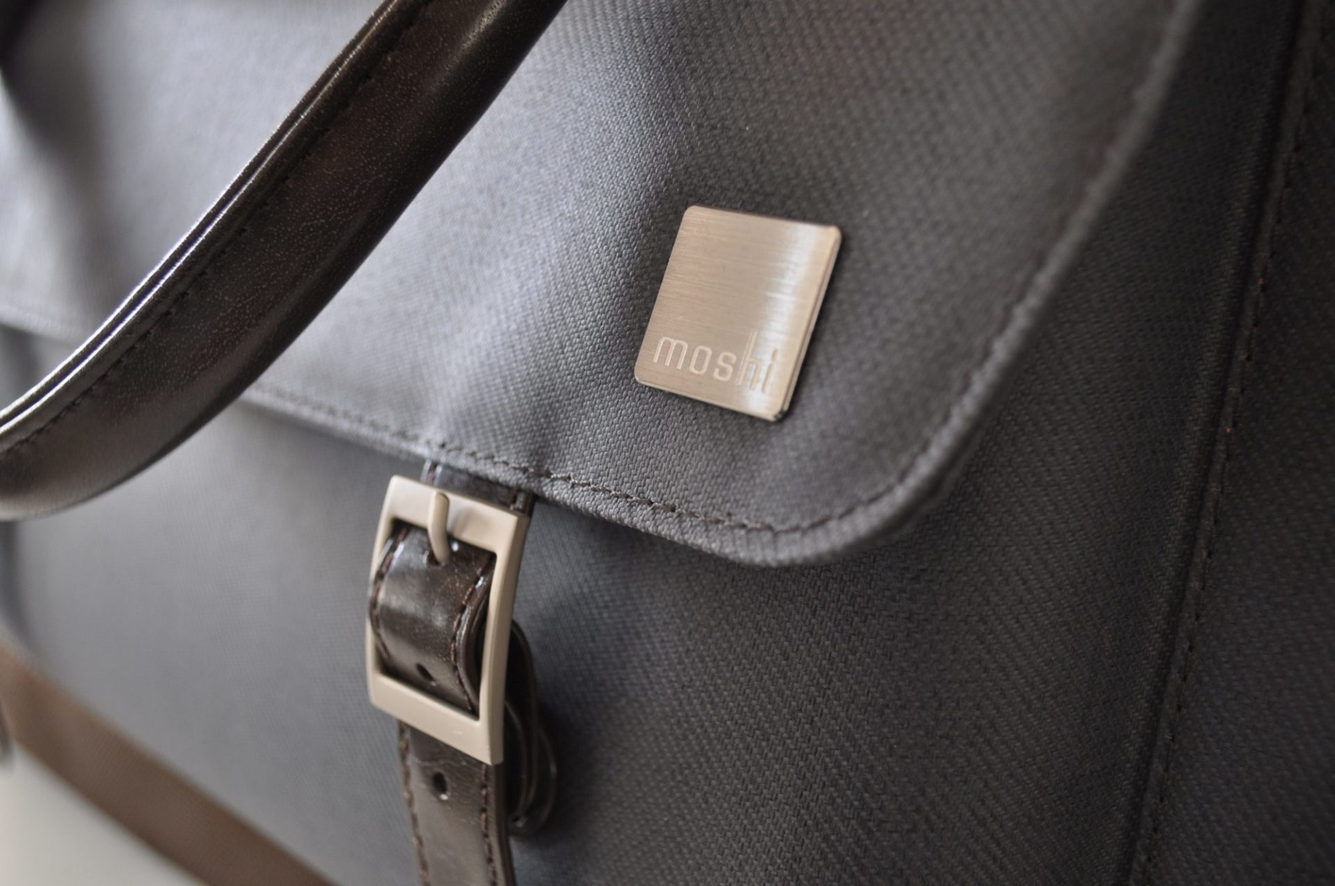Review: Moshi Costa Travel Satchel Granite Gray - GadgetGear.nl