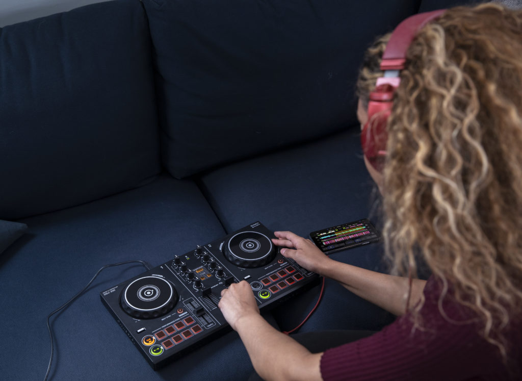 Pioneer introduceert DDJ-200; de DJ-start voor iedereen - GadgetGear.nl