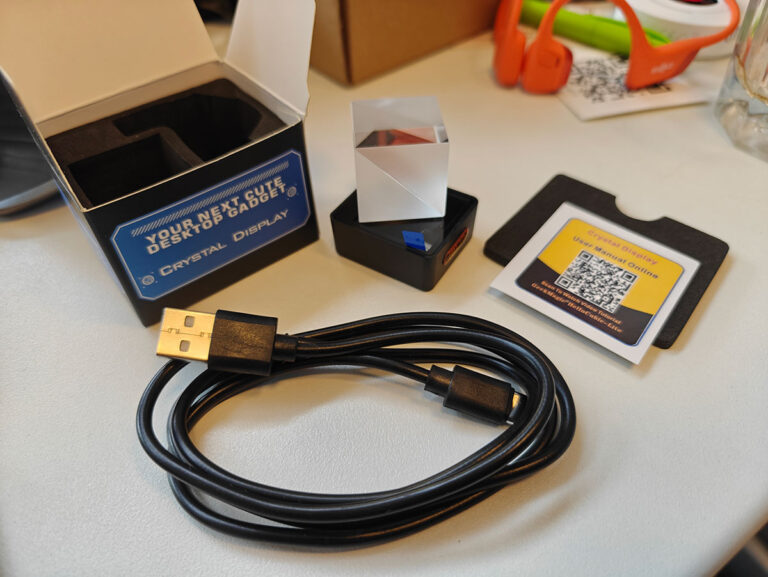 Review: GeekMagic GIFTV Crystal Holographic Desktop Klok(je) is all the ...
